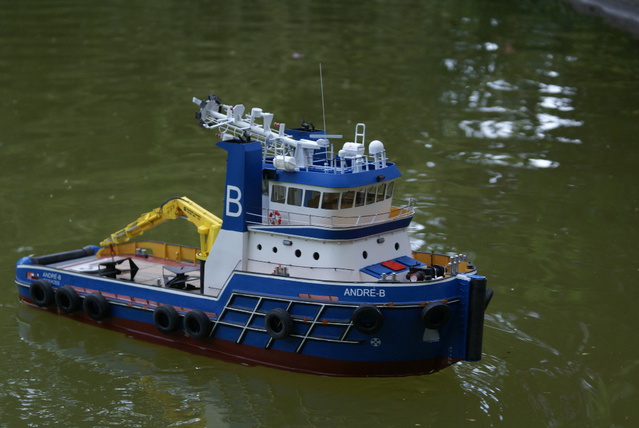 TRES BEAU REMORQUEUR A VENDRE